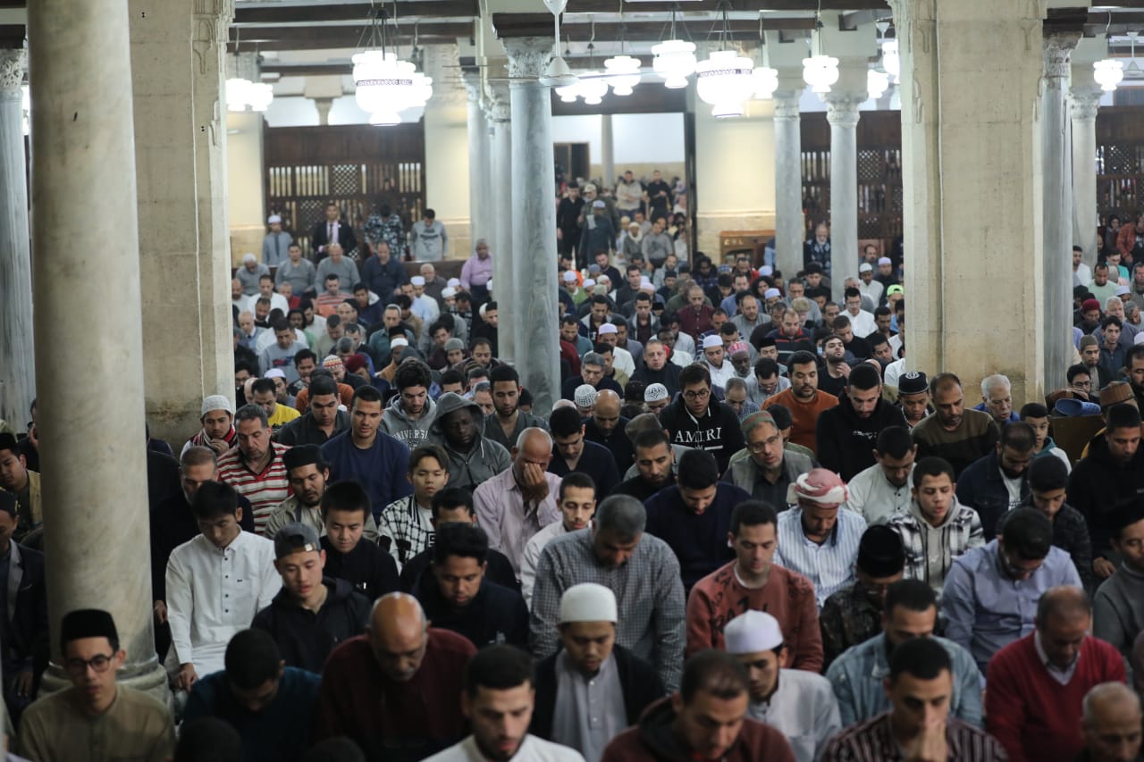 آلاف المصلين من مختلف الجنسيات يؤدون صلاتي العشاء والتراويح بالجامع